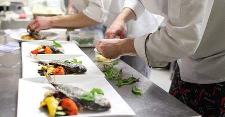 chefs-working.jpg?RenditionId=13